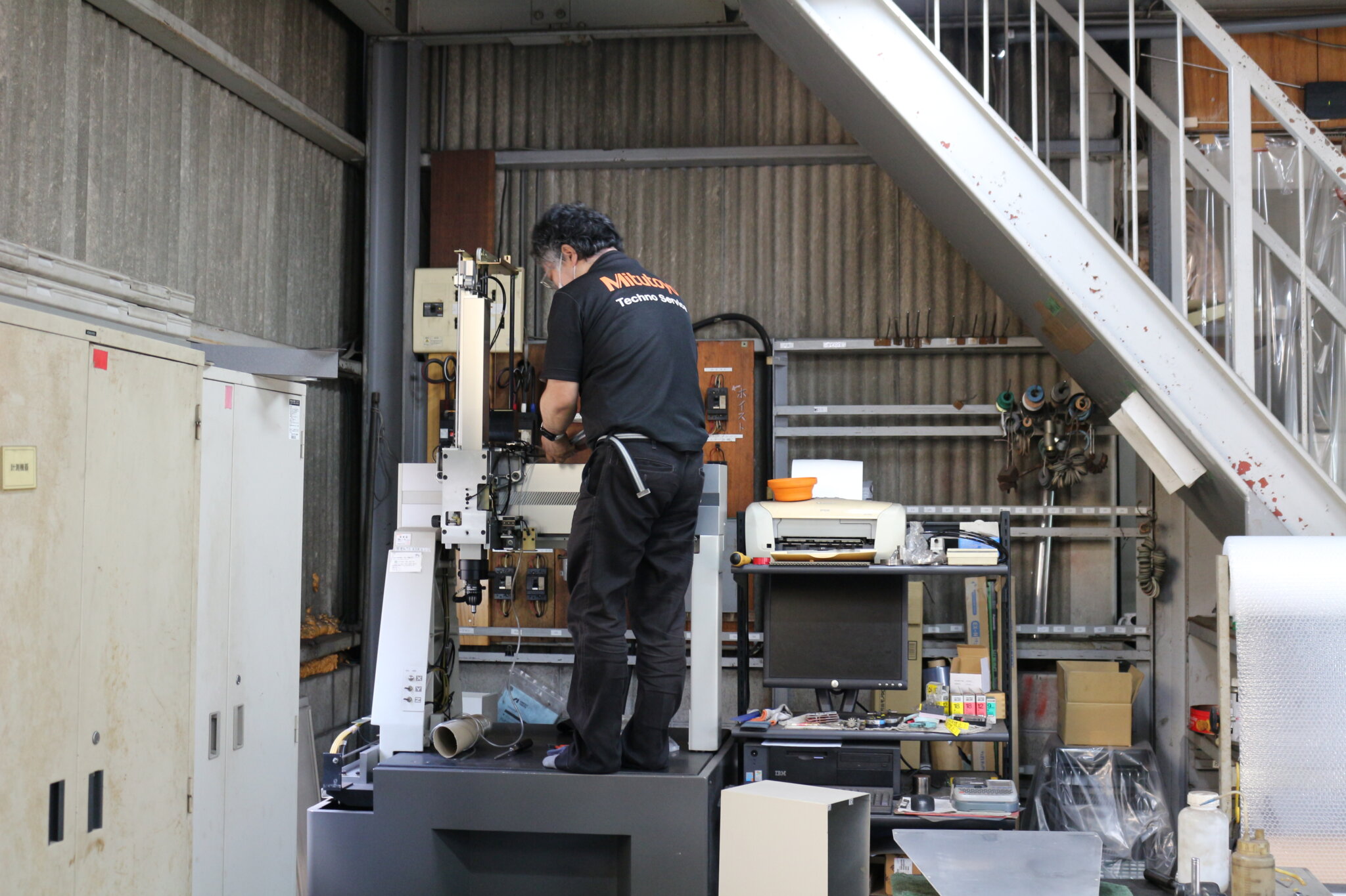 いきなり、3次元測定器の定盤へ上がり本体の分解です。心配いりません校正の一環です